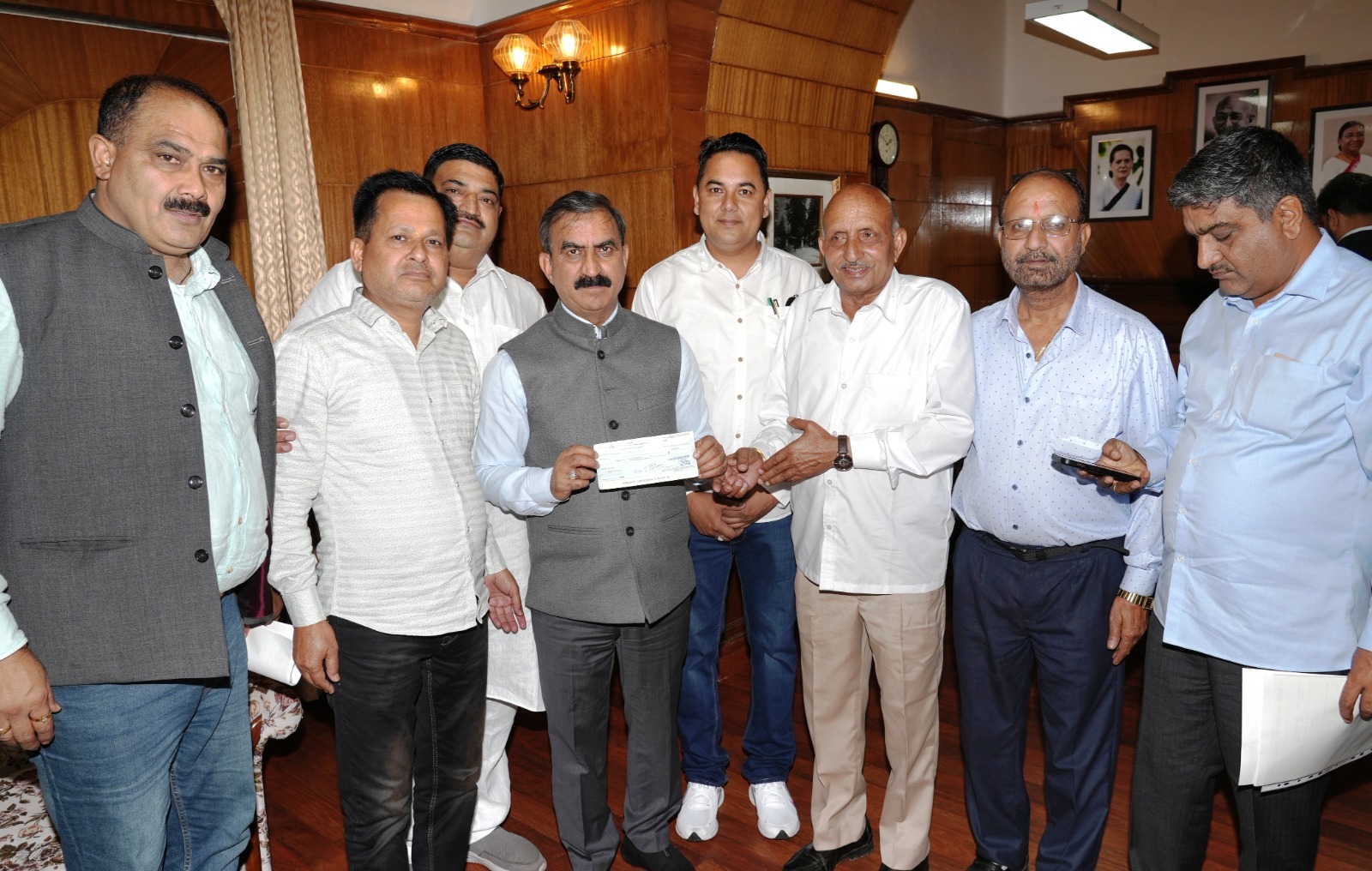 Cheque of Rs 5 lakh presented to CM - Himachal Tonite