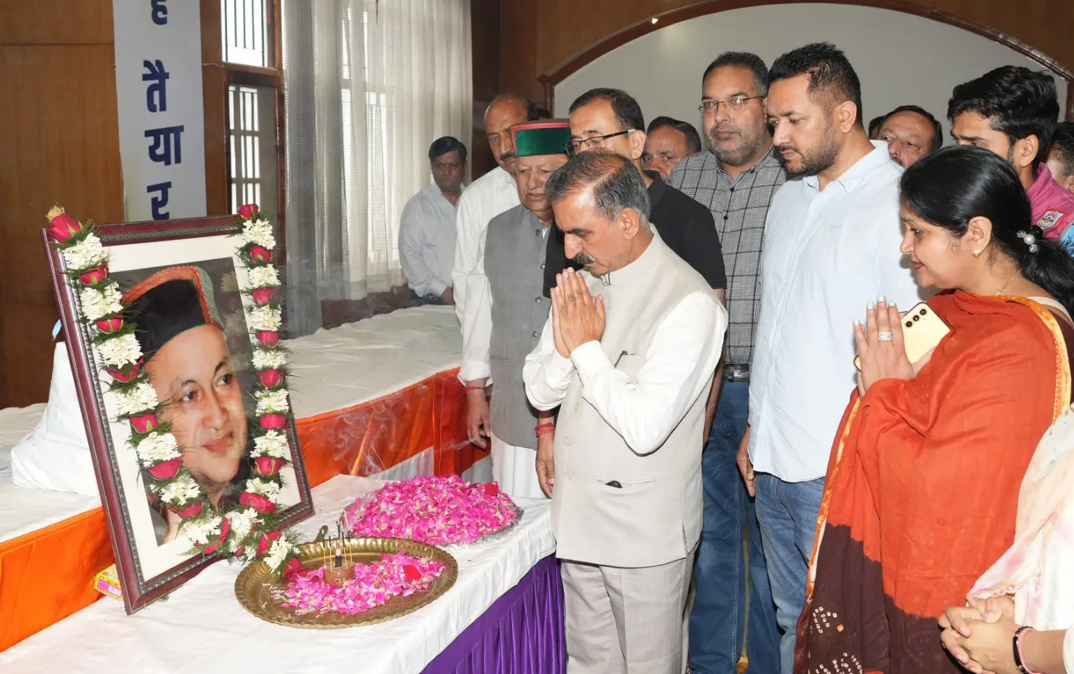 CM pays floral tribute to former CM Virbhadra Singh on his birth ...